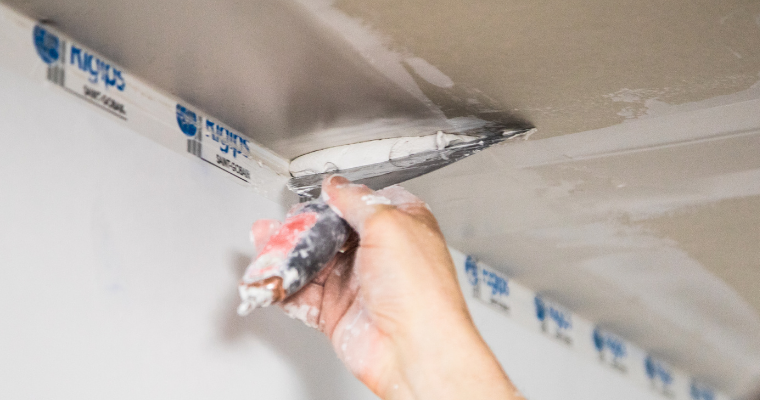 Jak poprawnie wykonać połączenie ślizgowe taśmą Rigips PRO do połączeń ślizgowych? | Rigips